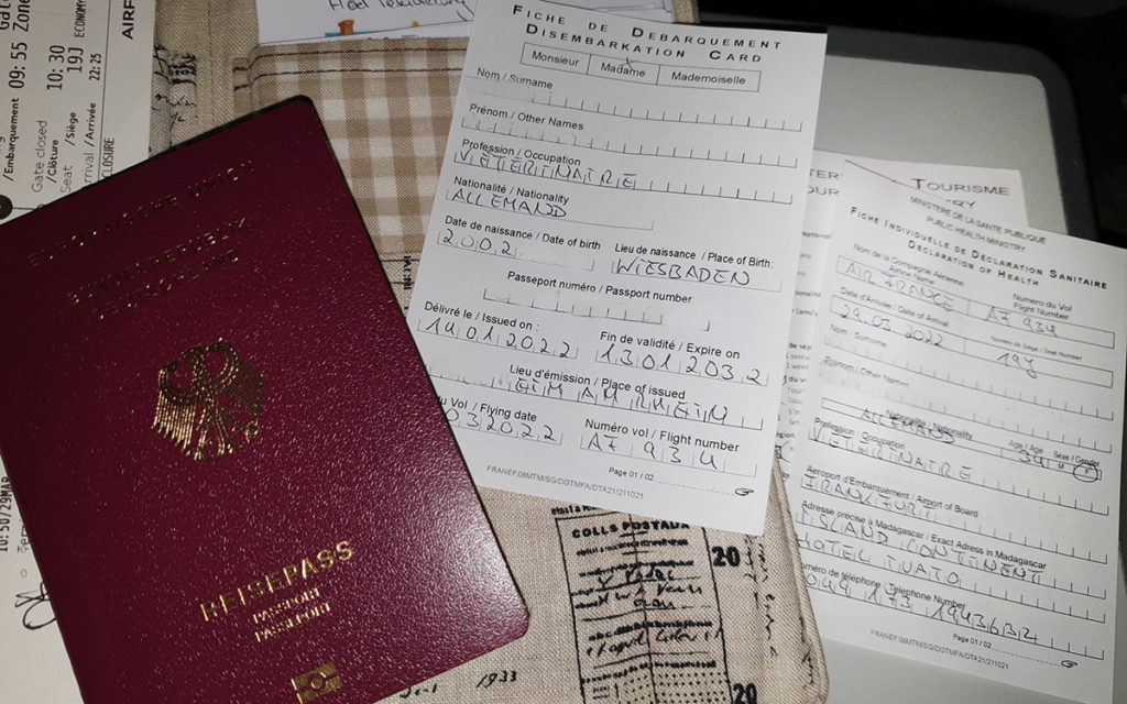 Disembarkation card and Service sanitaire - MADAMAGAZINE